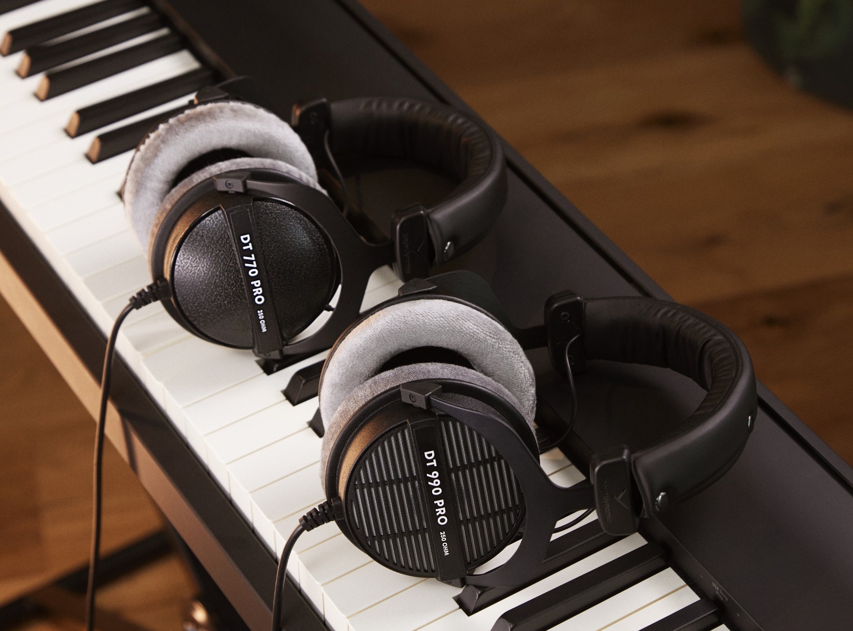 Headphones in comparison: DT 770 PRO vs DT 990 PRO – sound, range of ...